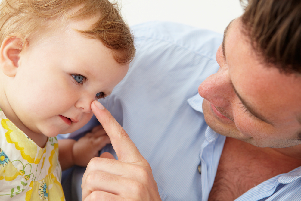 【赤ちゃんの鼻血】原因と対処法まとめ！新生児〜1歳児も出やすいの？ - こそだてハック